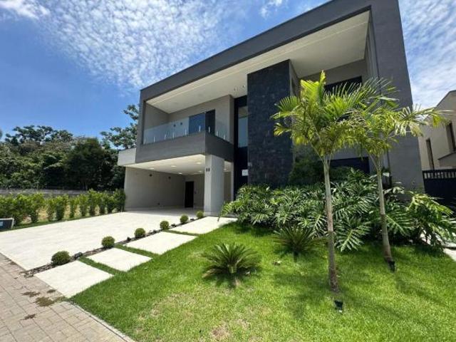 Sobrado de Alto Padrão, com piscina, disponível para venda, no condomínio Jardim do Golfe 2, em São