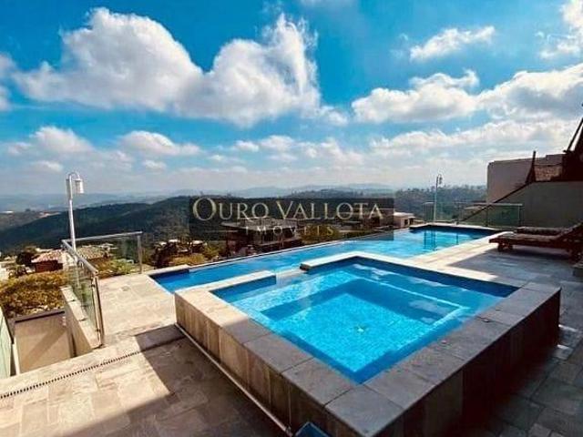Sobrado de Alto Padrão com piscina em condomínio fechado com 950m²