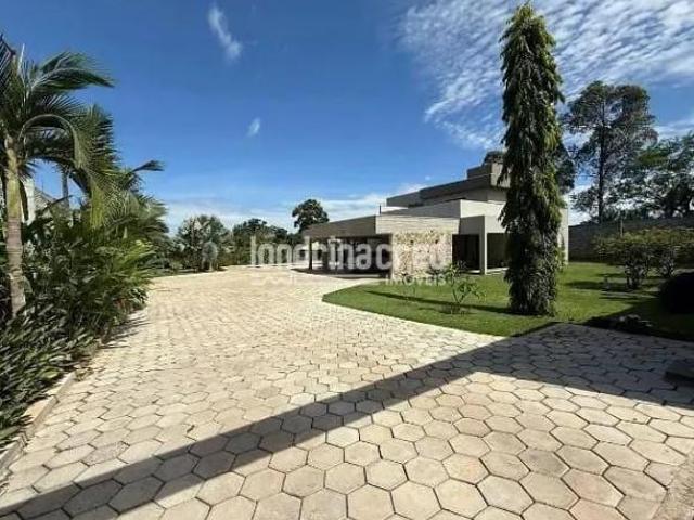 Sobrado de alto padrão em Cambé: 3 suítes, piscina aquecida, casa de visitas, pomar, energia solar e