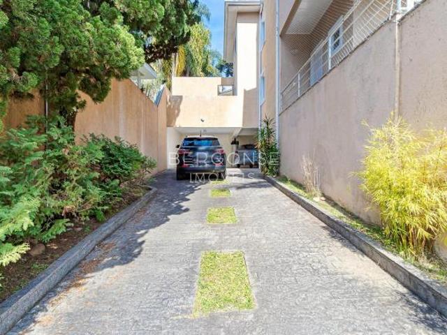 Casa no condomínio Aquarius Hills, com 4 dormitó