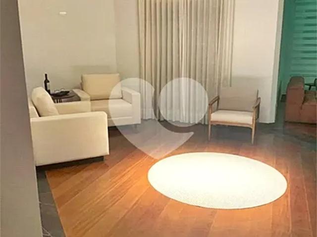 Sobrado de alto padrão em condomínio no Barro Branco
