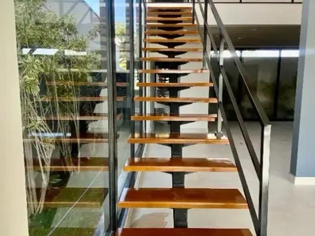 Sobrado de Alto Padrão à Venda no Alphaville Nova Esplanada 4 Suítes, Piscina e Energia Solar