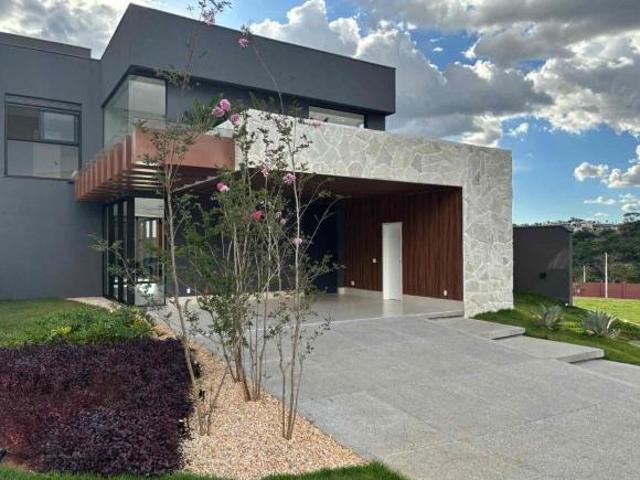 Sobrado de Alto Padrão, 254m² com 03 suítes à venda no Jardins França Goiânia GO