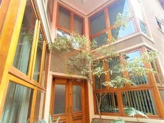 Sobrado de alto padrão, 3 suítes, lareira, piscina, 3 vagas de garagem. 430m²