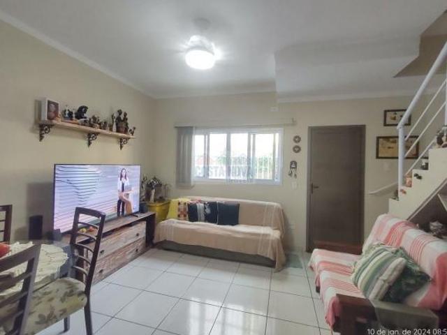 Sobrado de condomínio com 2 quartos sendo os 2 suítes, 1 vaga, bairro Guilhermina, Praia Grande