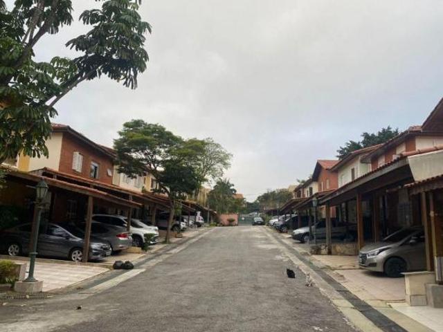 Sobrado de condomínio com 5 suítes, 2 vagas de garagem cobertas
