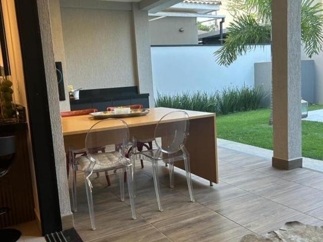 Sobrado de Condomínio à Venda 250m² com 3 Quartos e Muito Conforto!