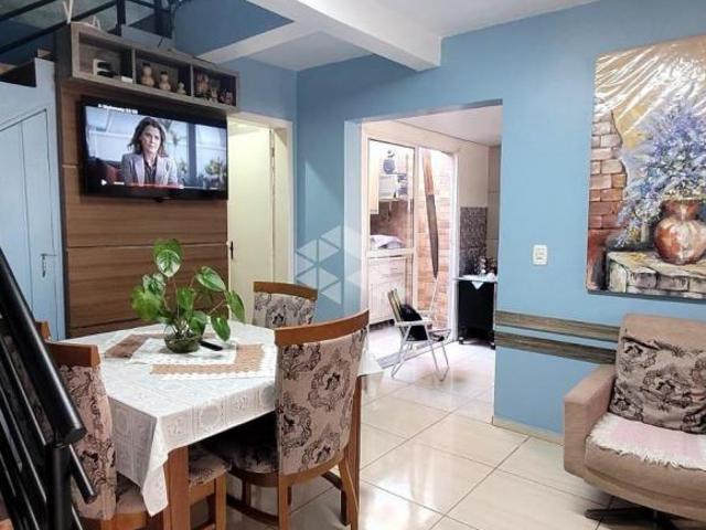 Sobrado de dois quartos, dois banheiros, sacada aberta, no bairro América