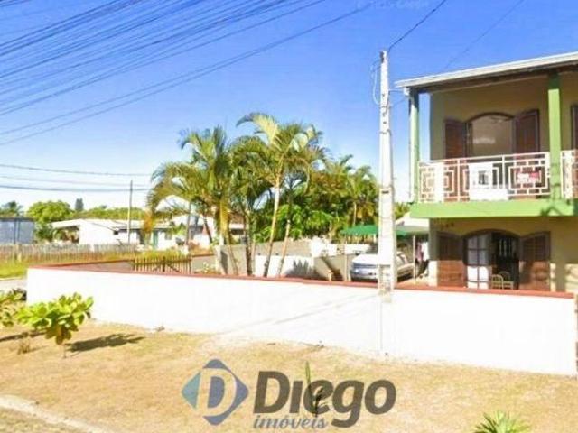 Sobrado de esquina com amplo quintal e pertinho do mar