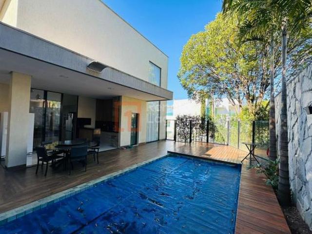 Sobrado de esquina com piscina e 5 suítes no Condomínio do Lago
