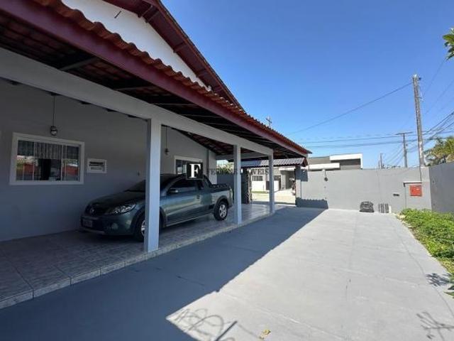Sobrado de esquina com piscina em Monções