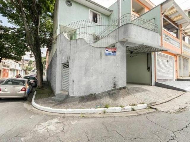 Sobrado de Esquina à Venda com Quintal Amplo e Espaço Gourmet