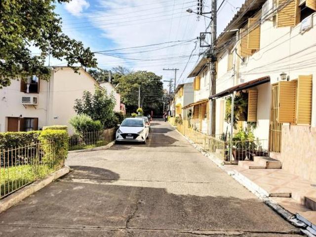 Sobrado de esquina localizado em condomínio fechado na Zona Sul de Porto Alegre. No térreo possui li