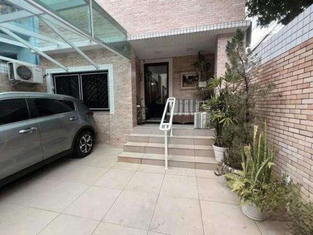 Sobrado de Esquina no Coração do Gonzaga — Santos/SP | 150 m² • 4 Dormitórios 2 Suítes • Escritóri