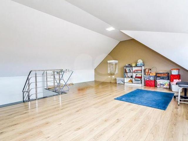 Sobrado de Frente para Rua com 3 Quartos e 4 Vagas no Boqueirão | 91m² de Conforto