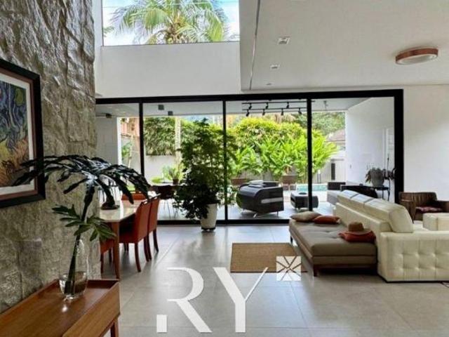 Sobrado de Luxo Condomínio Country Club Ubatuba 4 Suítes Piscina 404m²