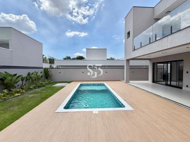 Sobrado de Luxo em Condomínio: 3 Suítes, Piscina Aquecida e Acabamentos de Alto Padrão em Valinhos S
