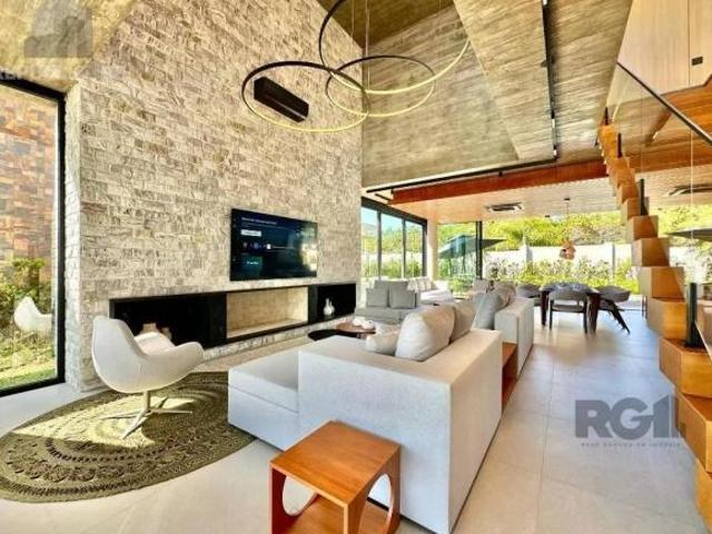 sobrado de luxo está à venda em um exclusivo condomínio à beira mar