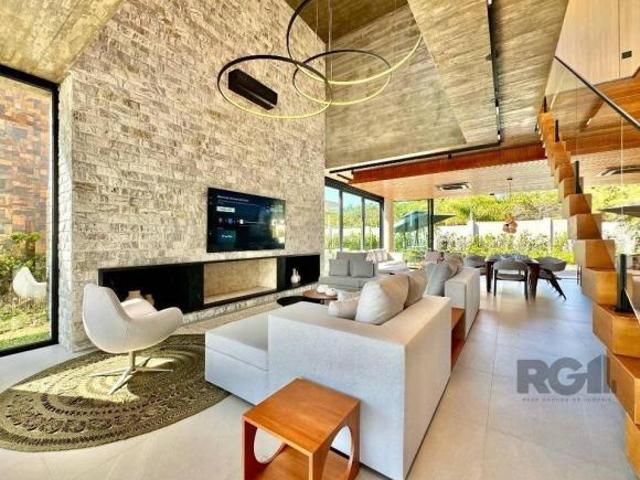 sobrado de luxo está à venda em um exclusivo condomínio à beira mar