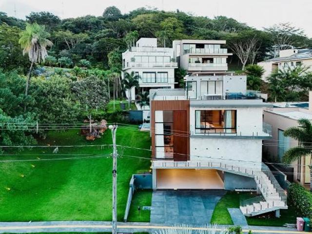 Sobrado de Luxo Mobiliado com Vista Panorâmica e 5 Suítes no Portal do Mendanha