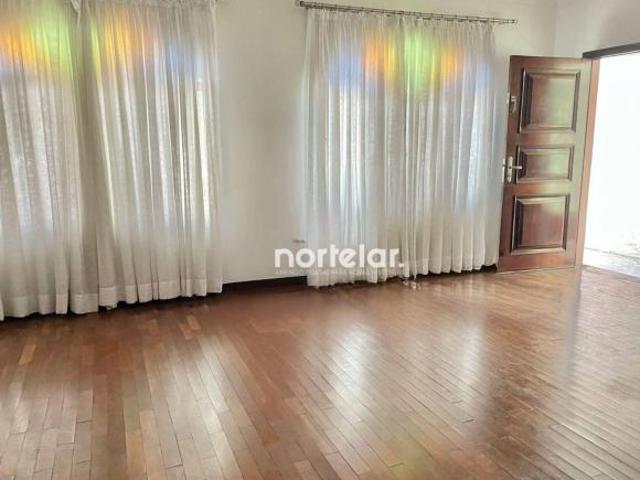 Sobrado de lote inteiro à venda na Vila Mangalot