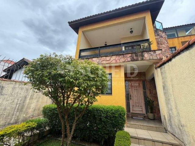 Sobrado de Rua à Venda em Interlagos 300m² de Conforto e Espaço!