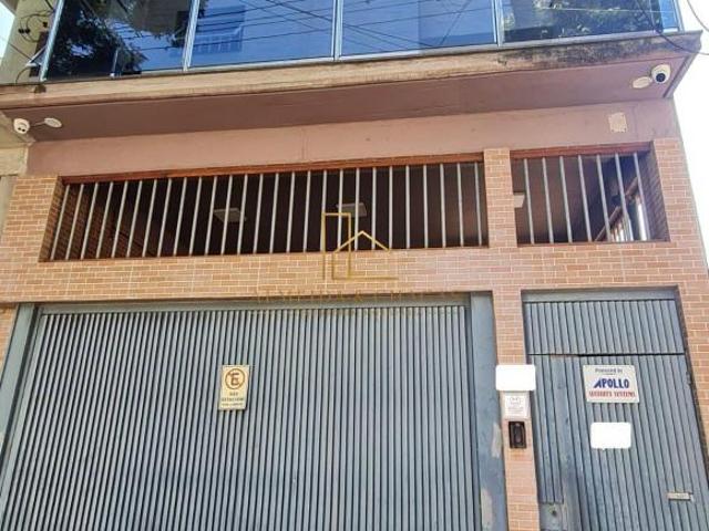 Sobrado de rua na Aldeia de Barueri