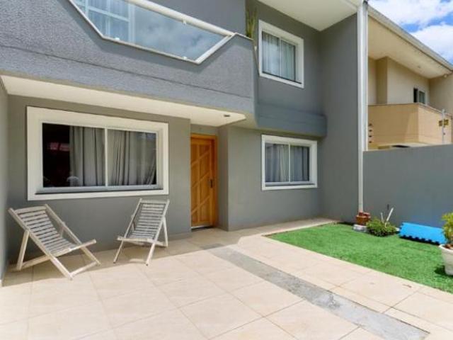 Sobrado de Rua no Boqueirão | 130m² Privativos | 3 Qts 1 Suíte | 2 Vagas | Churrasqueira