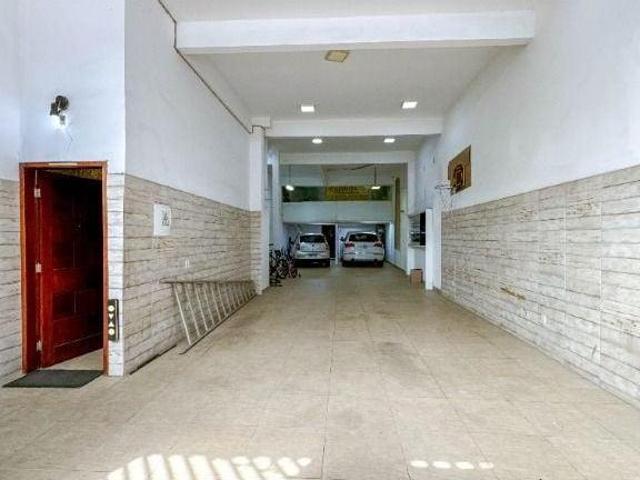 Sobrado de três dormitórios, uma suíte, closet e piscina no bairro Boqueirão