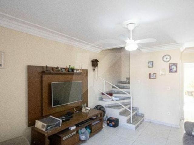 Sobrado de 140m2, 3 dormitorios, quintal, churrasqueira, 3wc e 2 vagas de garagem