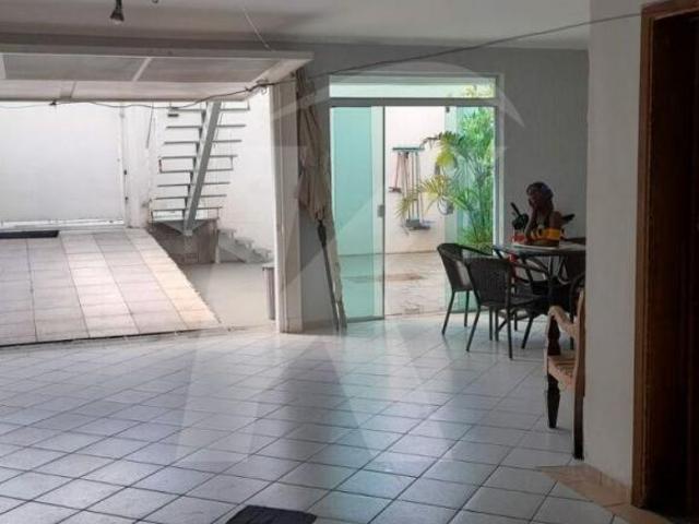 Sobrado de 150 m2 com 3 dormitórios Suítes, 4 vagas na Parada Inglesa