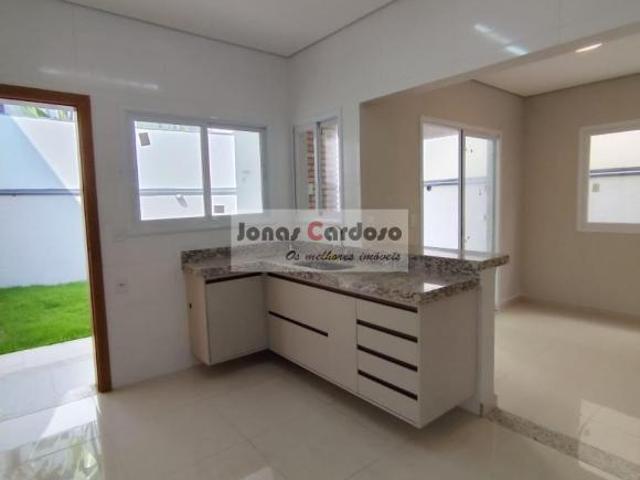 Sobrado de 150m² a venda no Cond. Parque das Figueiras, 3 quartos sendo 3 suites, cozinha planejada