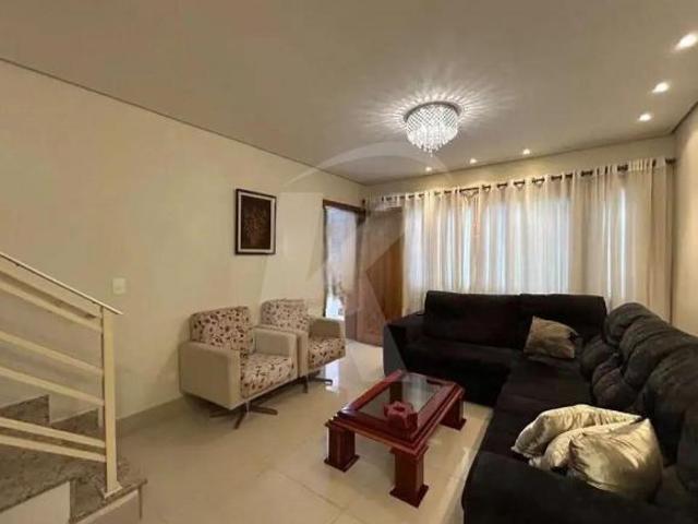 Sobrado de 169 mts², 3 quartos, 1 suíte, 2 vagas, na Vila Irmãos Arnoni