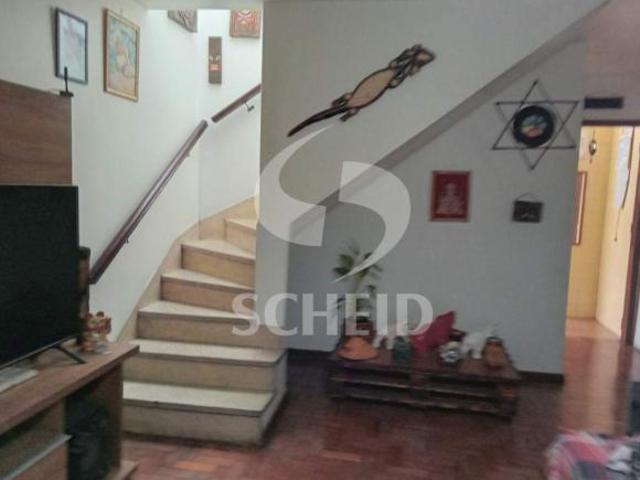 Sobrado de 121m² com 3 dormitórios, 2 vagas, localizado no Campo grande