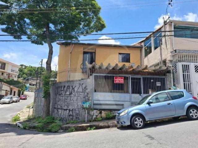 Sobrado de 125 mts², 2 quartos, 02 banheiros, no Horto Florestal