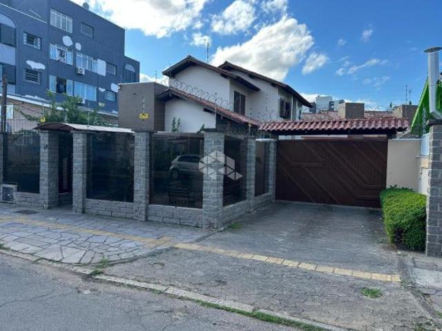 Sobrado de 138 m2 em condomínio fechado com 3 quartos sendo 1 Suíte no centro de Canoas