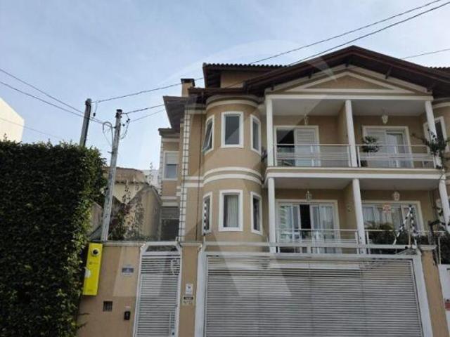 Sobrado de 245 mts², Impecável, 03 quartos 3 suítes, 5 vagas, em Santana
