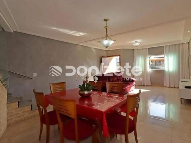Sobrado de 250m2 com 3 quartos, 4 vagas, churrasqueira, elevador em João Ramalho Santo André aceita