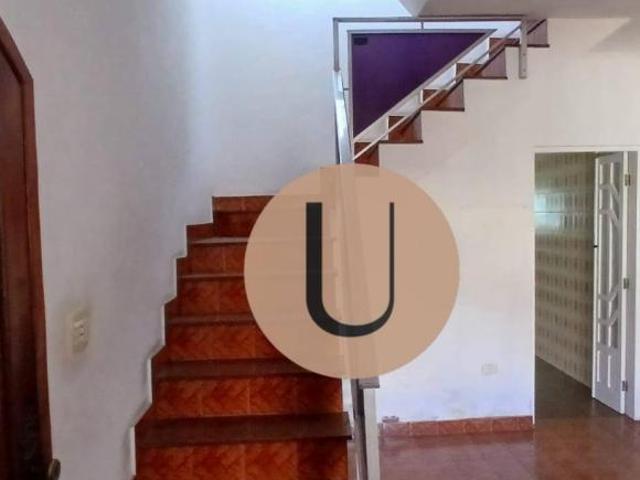 Sobrado de 255m2 em rua particular, à venda no Campo Grande