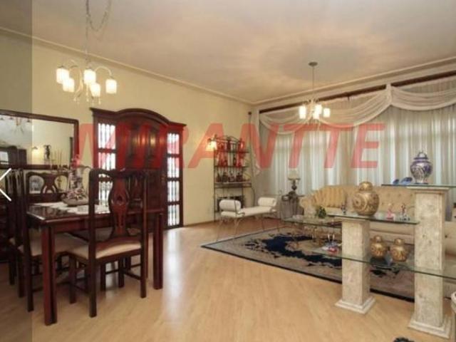 Sobrado de 261m² com 4 quartos