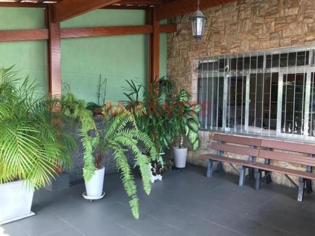 Sobrado de 266m² com 4 quartos