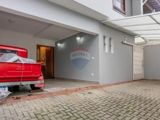 Sobrado de 270m² com 3 dormitórios sendo 1 suíte e 3 vagas de garagem