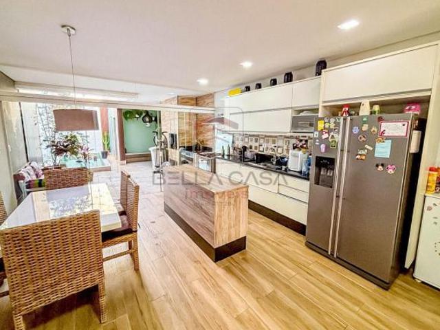 Sobrado de 280m² com Piscina aquecida e 3 quartos