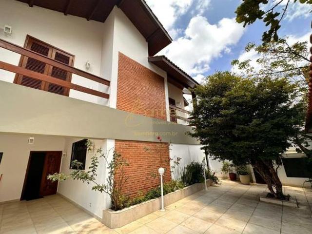 Sobrado de 280m² úteis no Campo Grande com 4 suítes e 4 vagas