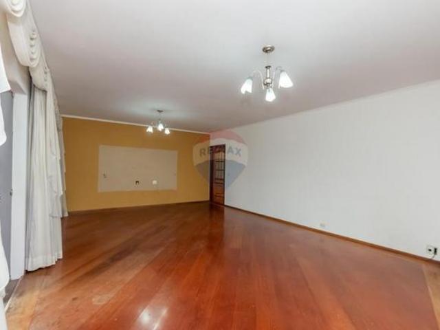 Sobrado de 287 m² com 3 suítes e 6 vagas de garagem