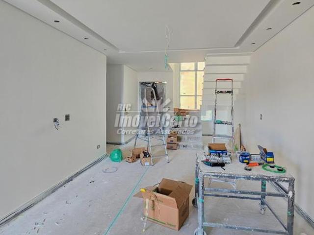 Sobrado de 208 m² construídos em condomínio fechad