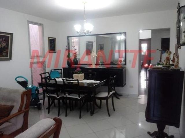 Sobrado de 211m² com 4 quartos