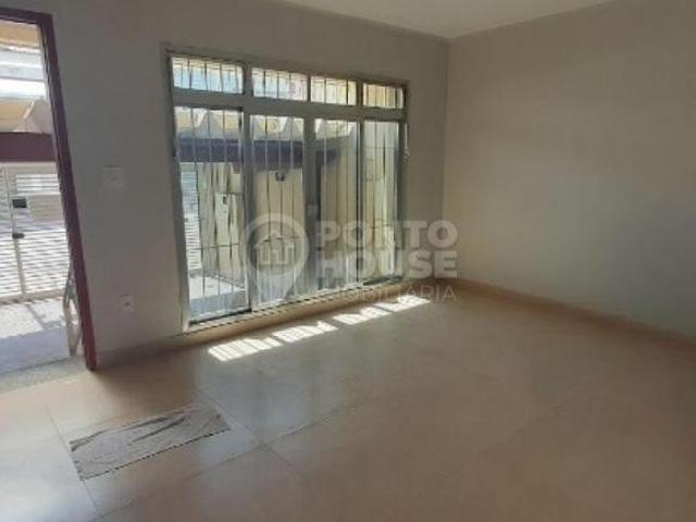 Sobrado de 230 m2 com 03 dormitórios, 02 vagas, reformado em Mirandópolis