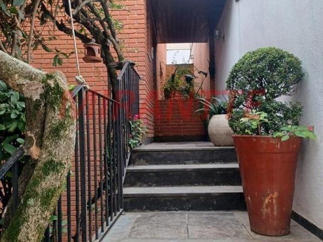 Sobrado de 235m² com 3 quartos