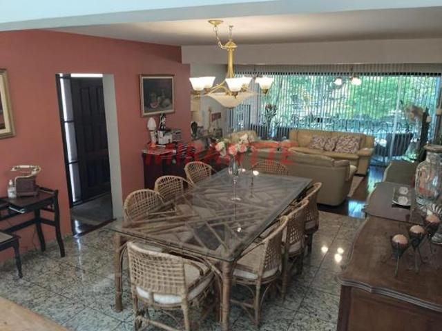 Sobrado de 342m² com 4 quartos